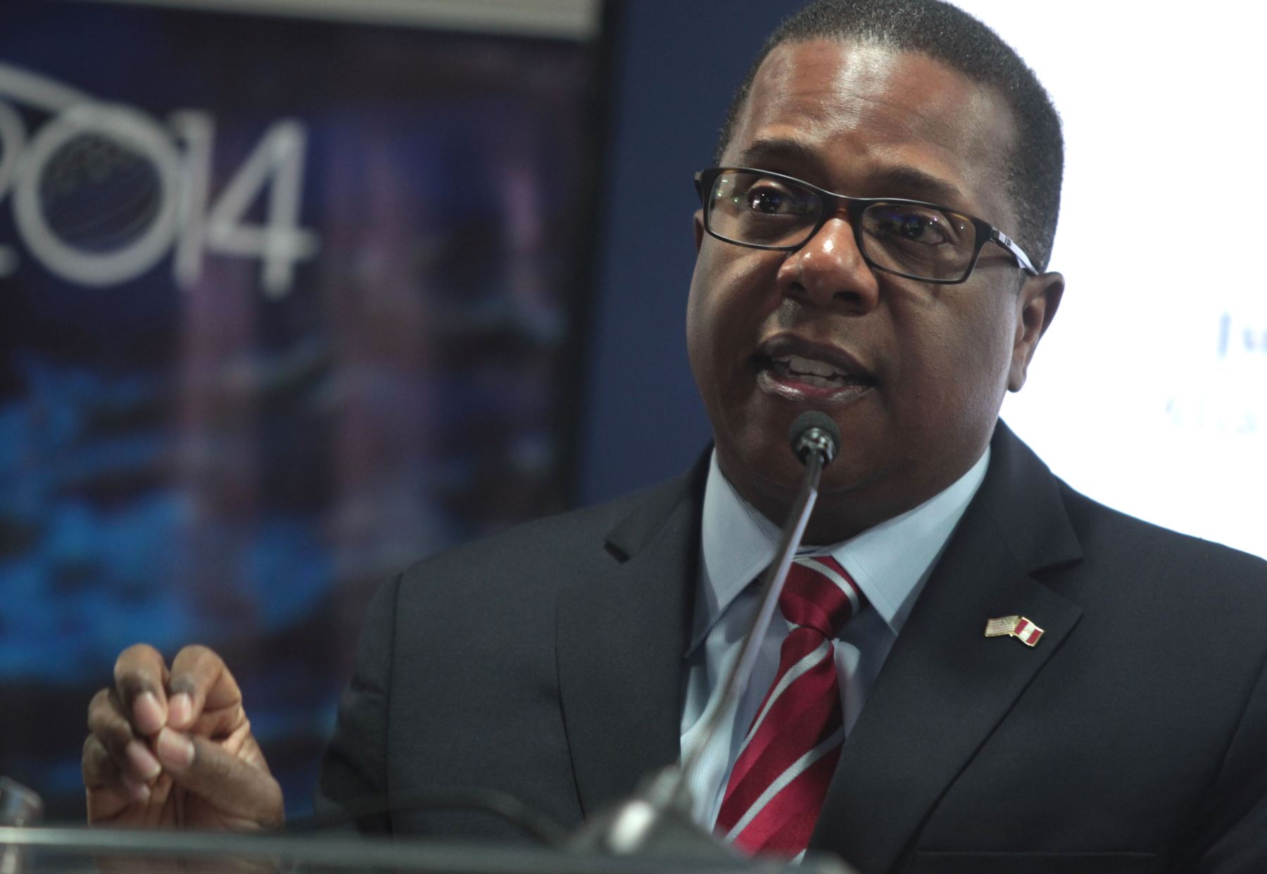 EEUU preocupado por la división política en Honduras, según Brian A ...