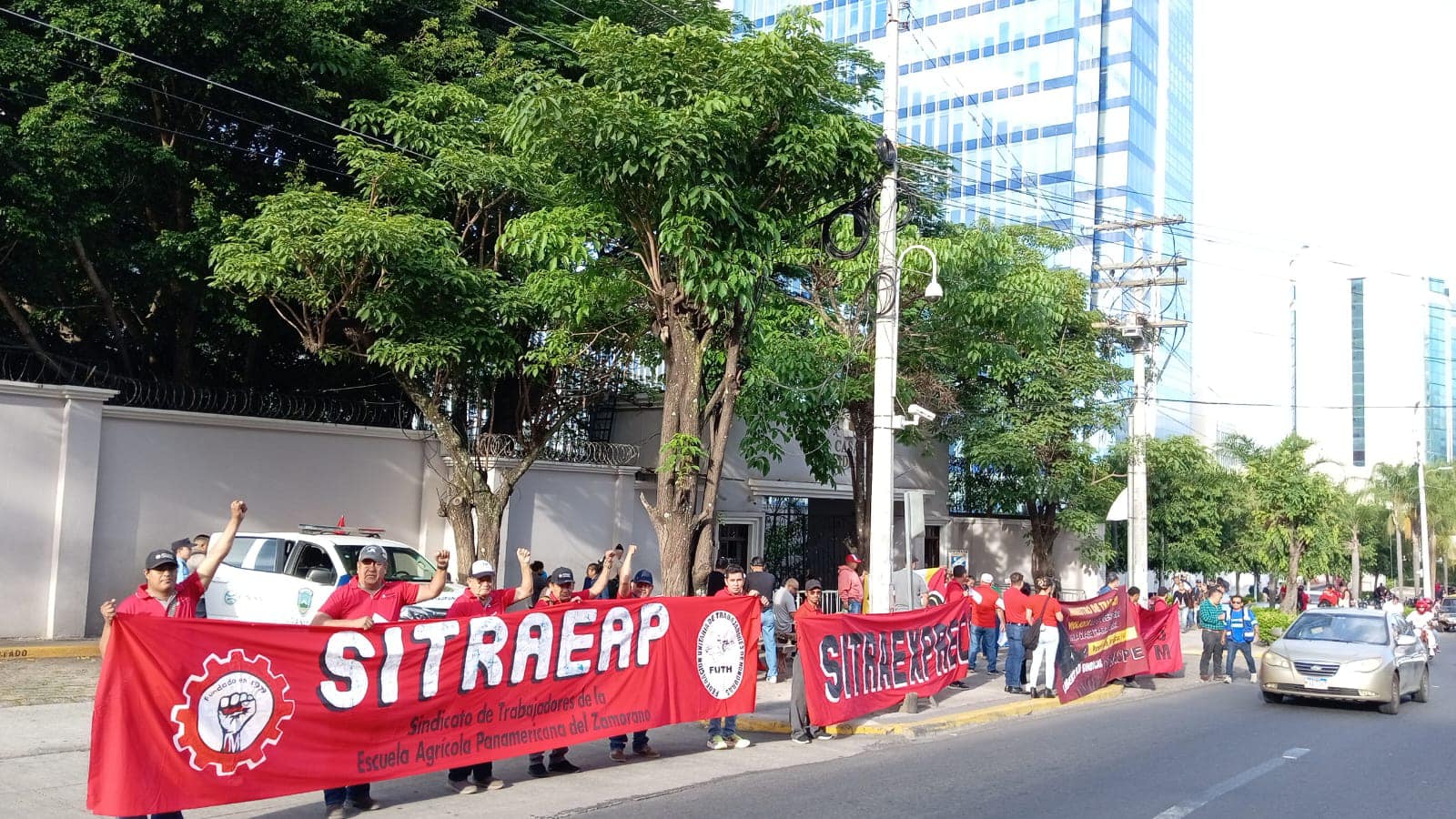 Sindicatos de la FUTH protestan frente a Casa Presidencial por despidos ...