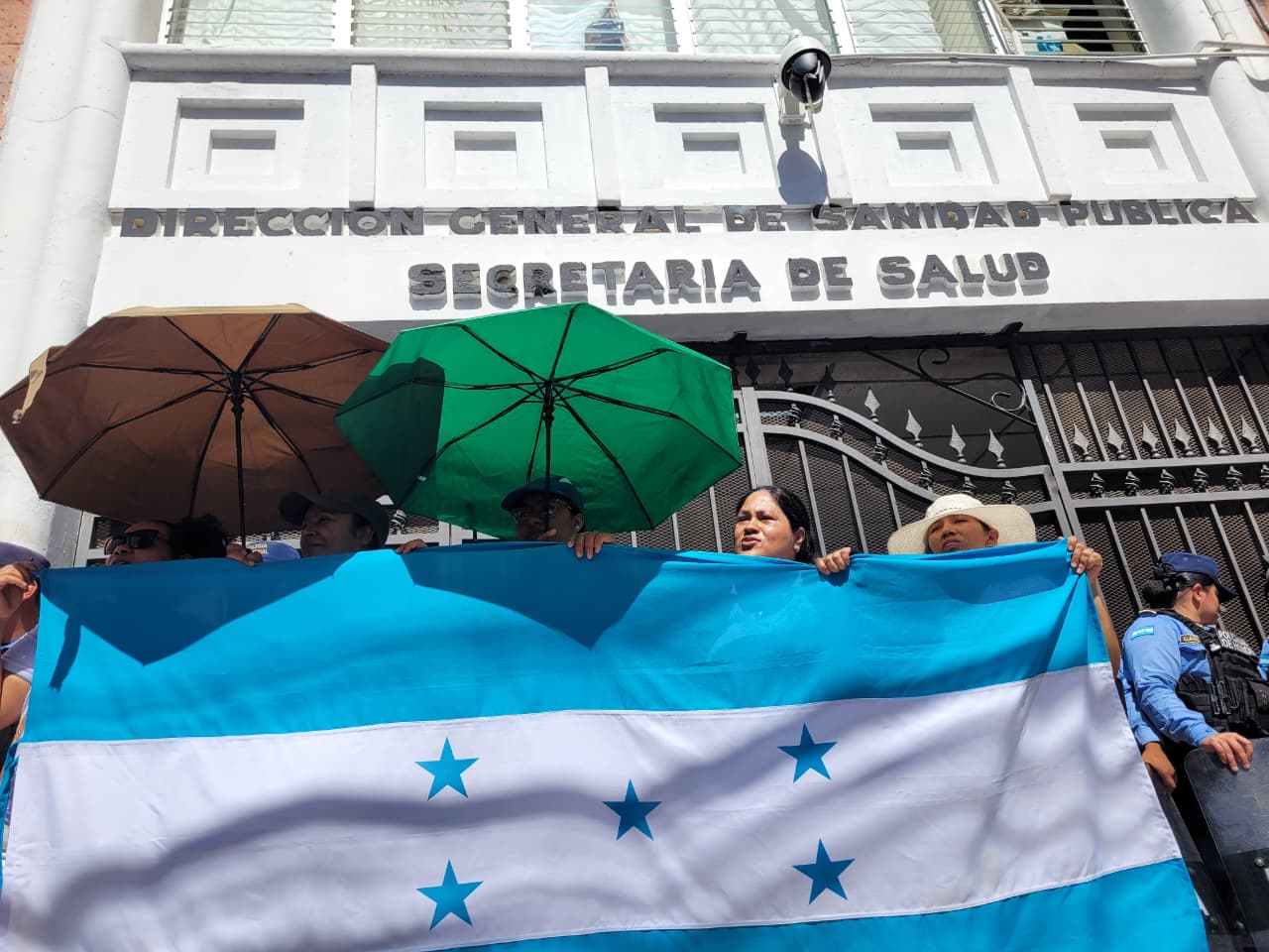 Enfermeros auxiliares exigen la destitución de la ministra Carla ...